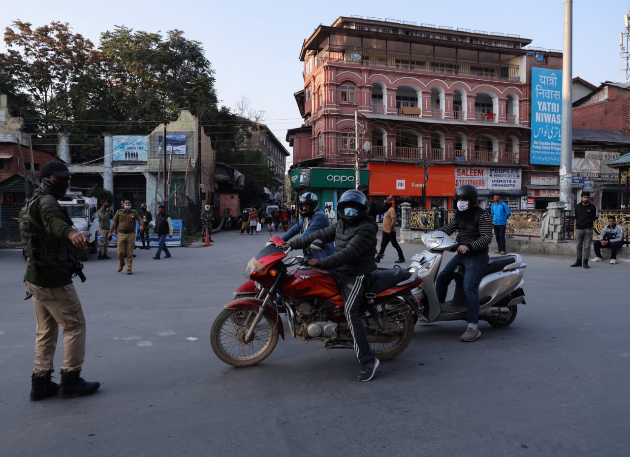 Two-wheelers of those without crash helmets will be seized: RTO Kashmir ...