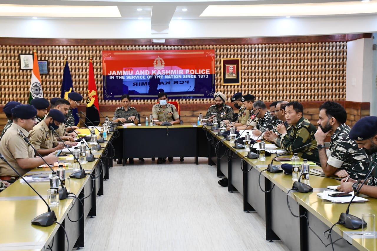 IGP Kashmir reviews Law and Order, Yatra security in joint meeting with ...