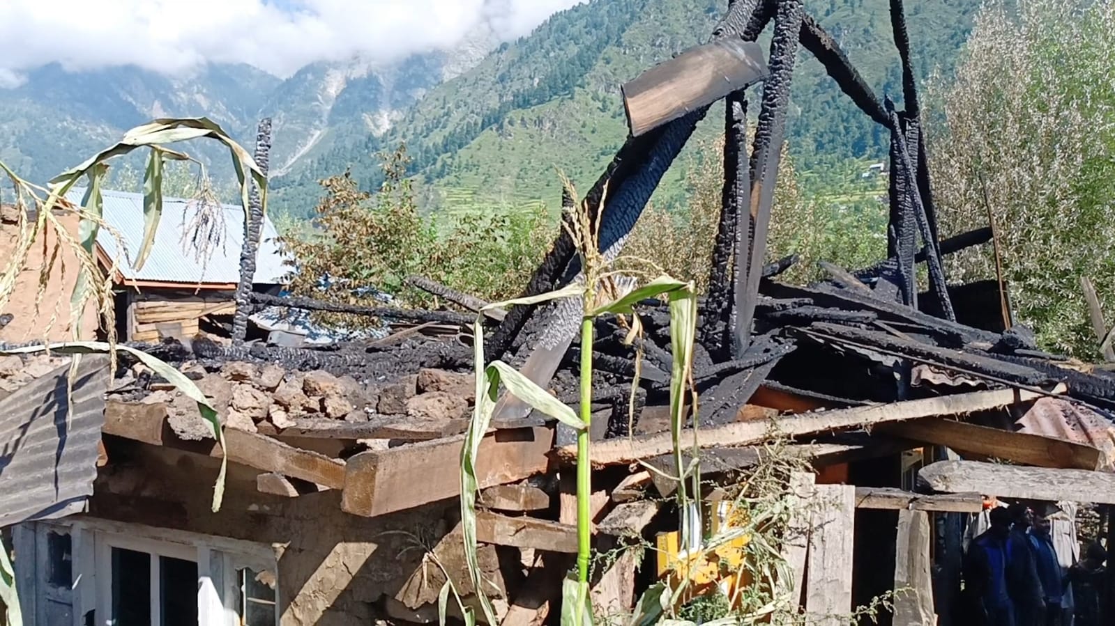 Residential house damaged in Ganderbal fire, 1 injured - The Kashmiriyat