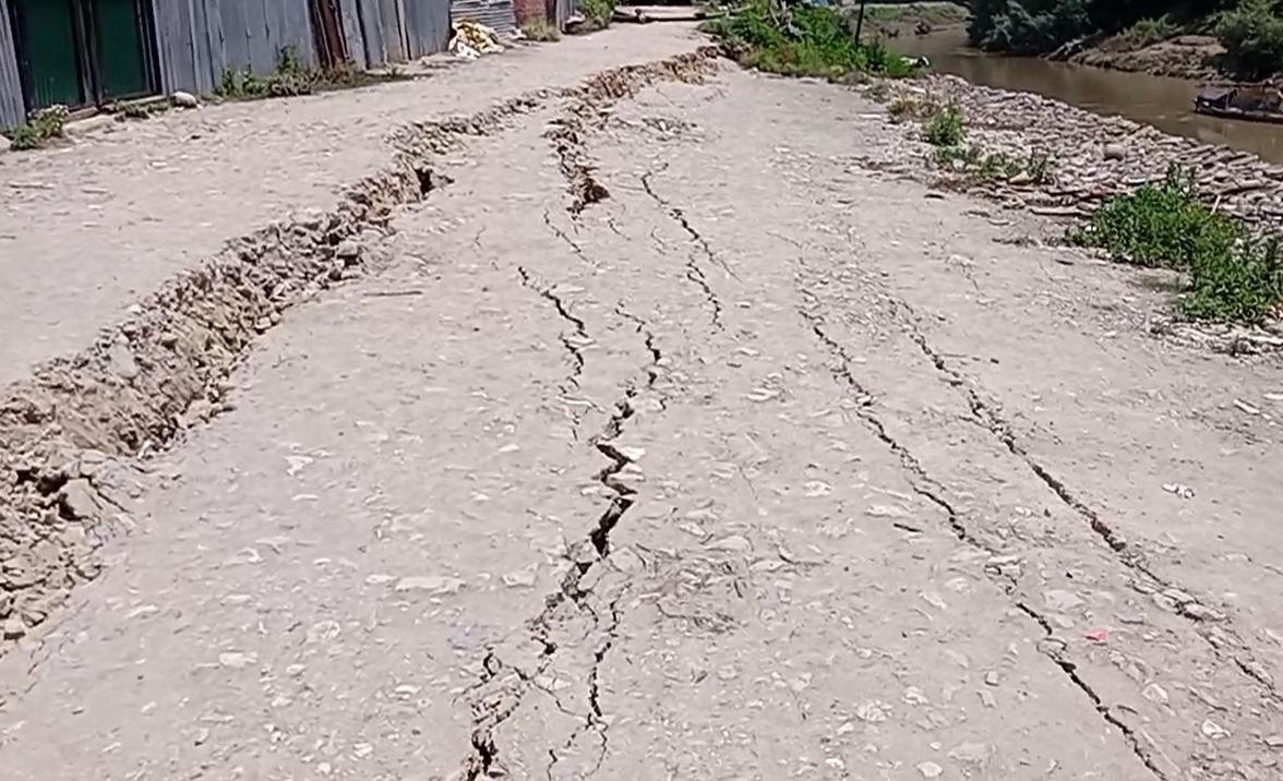 Residential houses develop cracks due to heavy traffic movement on ...