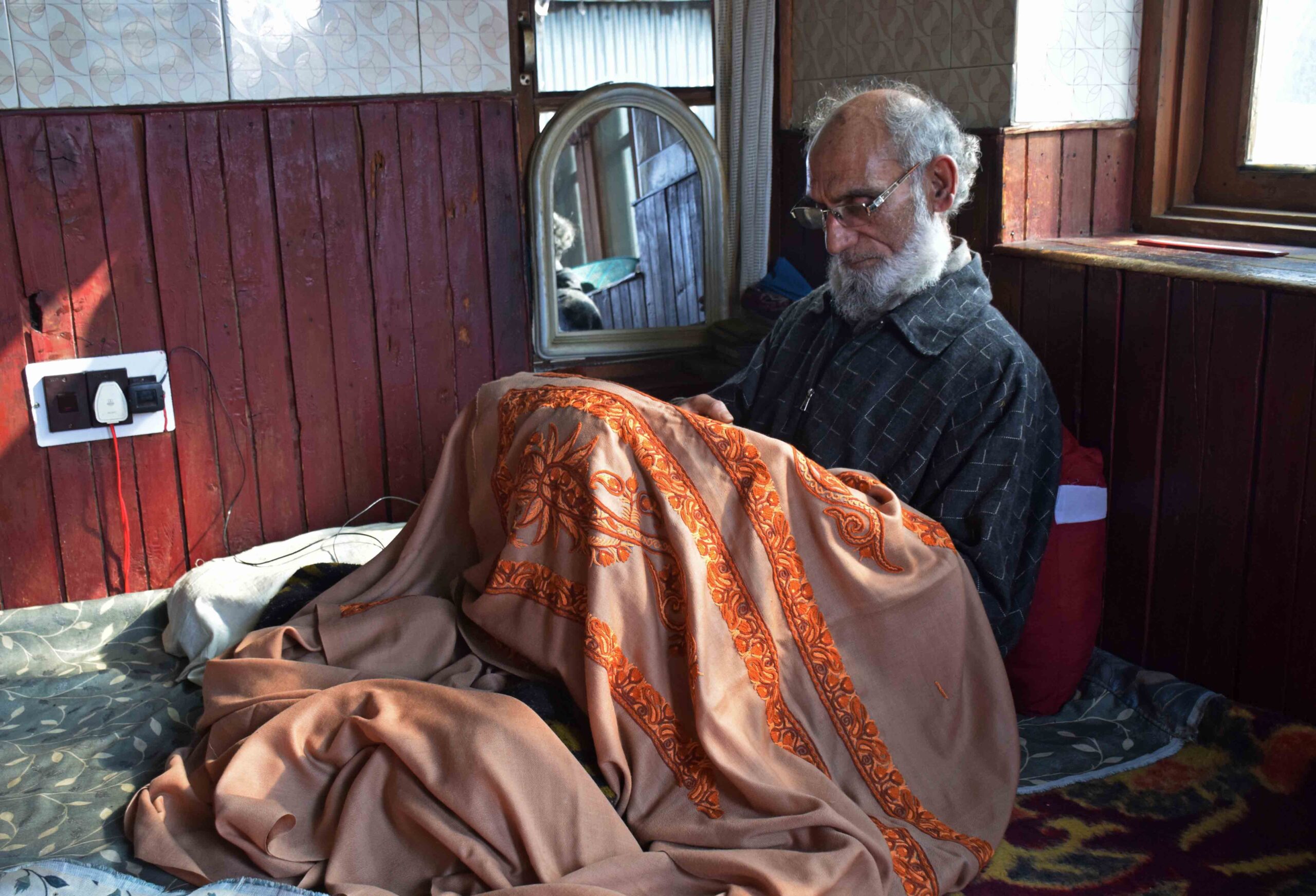 Kashmir’s last staple artisan Ghulam Rasool Sofi fights to save Kashmir ...