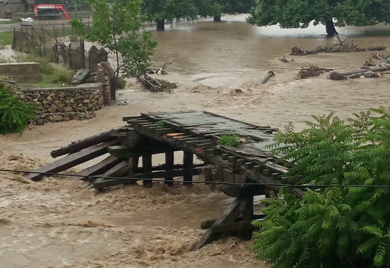 Rivers rage in Kashmir: Ground zero report as Vishow 'overflows ...